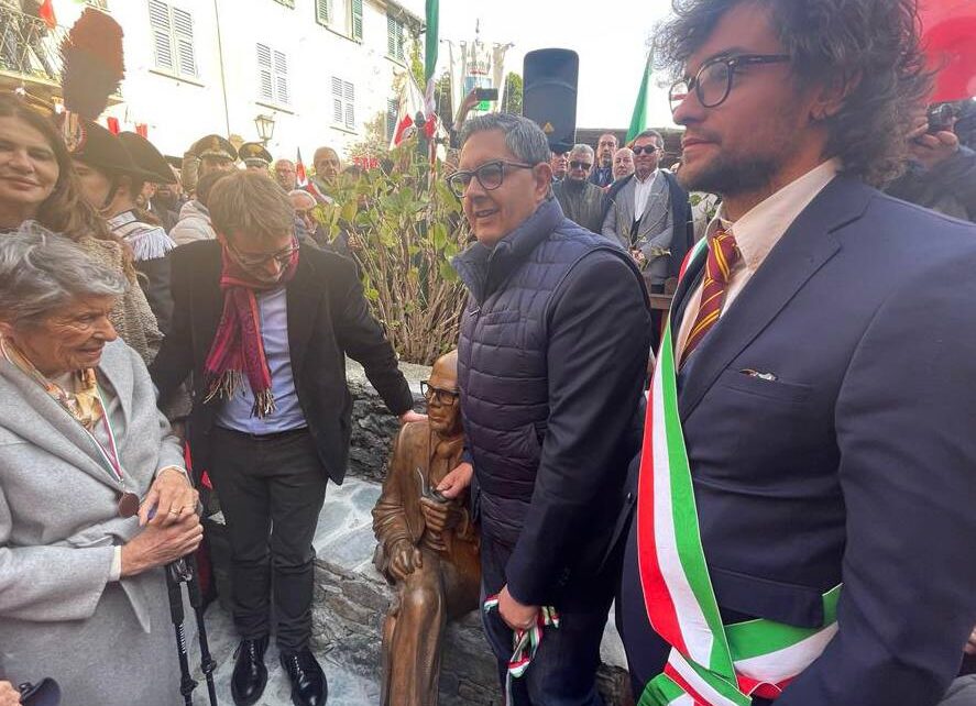 Stella, inaugurata la statua di Sandro Pertini il Presidente della ...